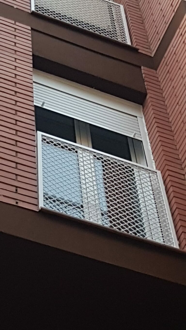 Balconera de dos hojas practicables | Carpintería de Aluminio Barcelona