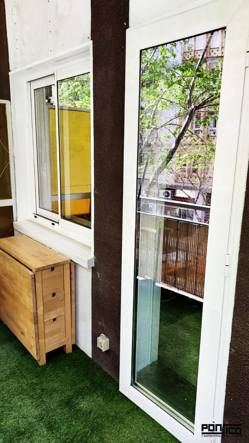 Balconera de aluminio lacado blanco | Carpintería de Aluminio Barcelona