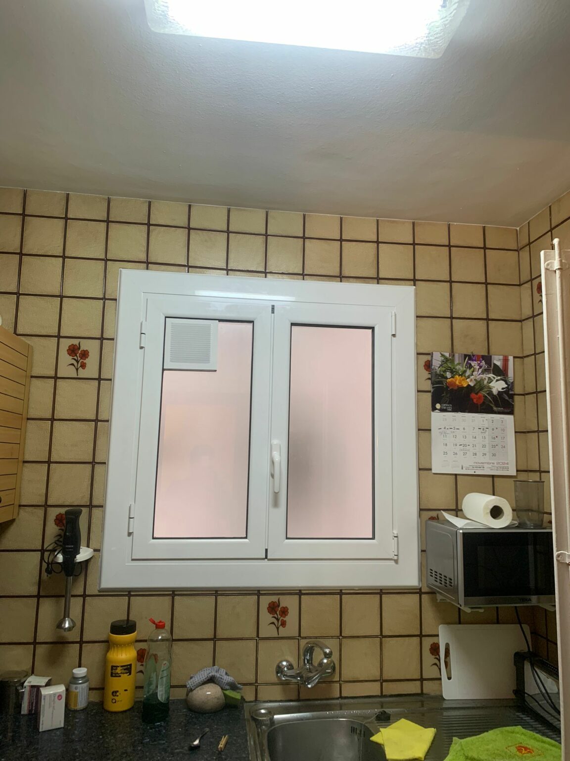 Ventana oscilo-batiente de dos hojas con vidrio Climalit 4-16-4 ...